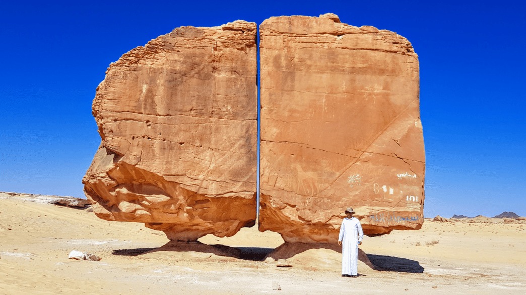 How Was The Al Naslaa Rock Formation Divided In Two? - Hasan Jasim