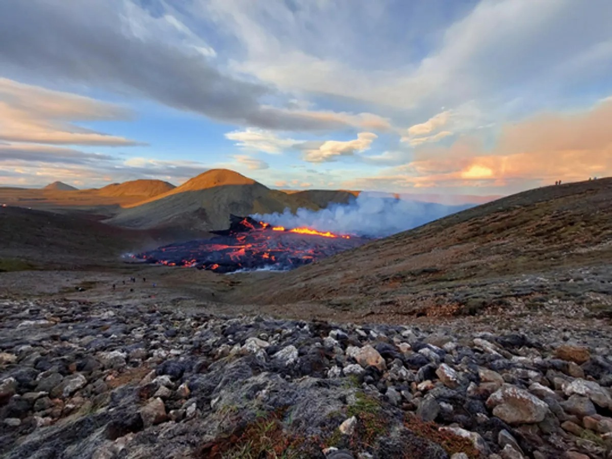 Amazing Video Streams Will let you Witness Iceland's Volcano Eruption ...