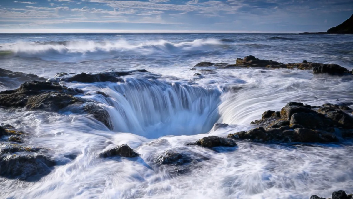 Thor’s Well Is An Oceanic Sinkhole That Appears To Have No Bottom ...