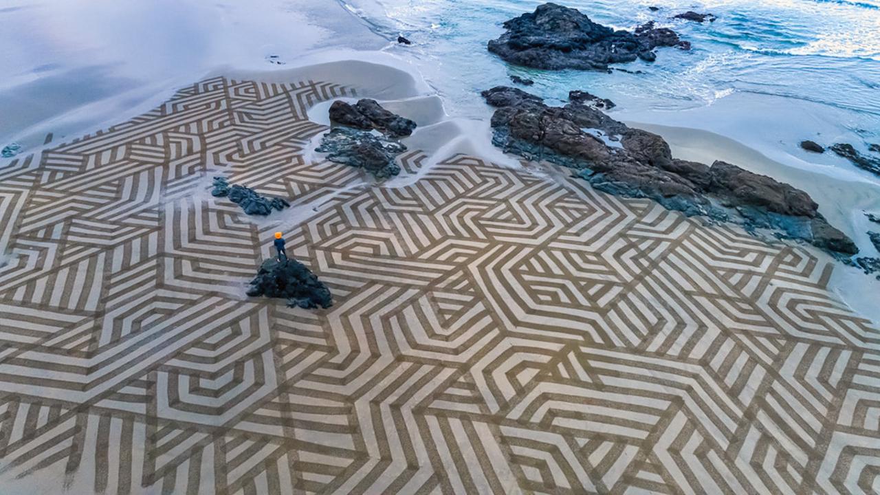 Before The High Tide, an Artist Walks Down The Beach to Create Massive ...