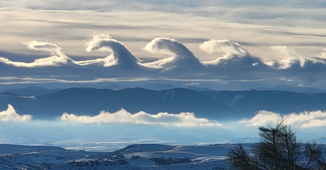 Rare Wave-Shaped Clouds Seen by Sky-Watcher in Wyoming - Hasan Jasim