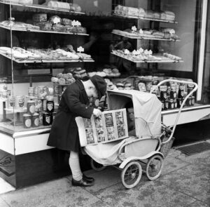 Capturing Childhood's Golden Age: 24 Vintage Photos of Children Playing ...