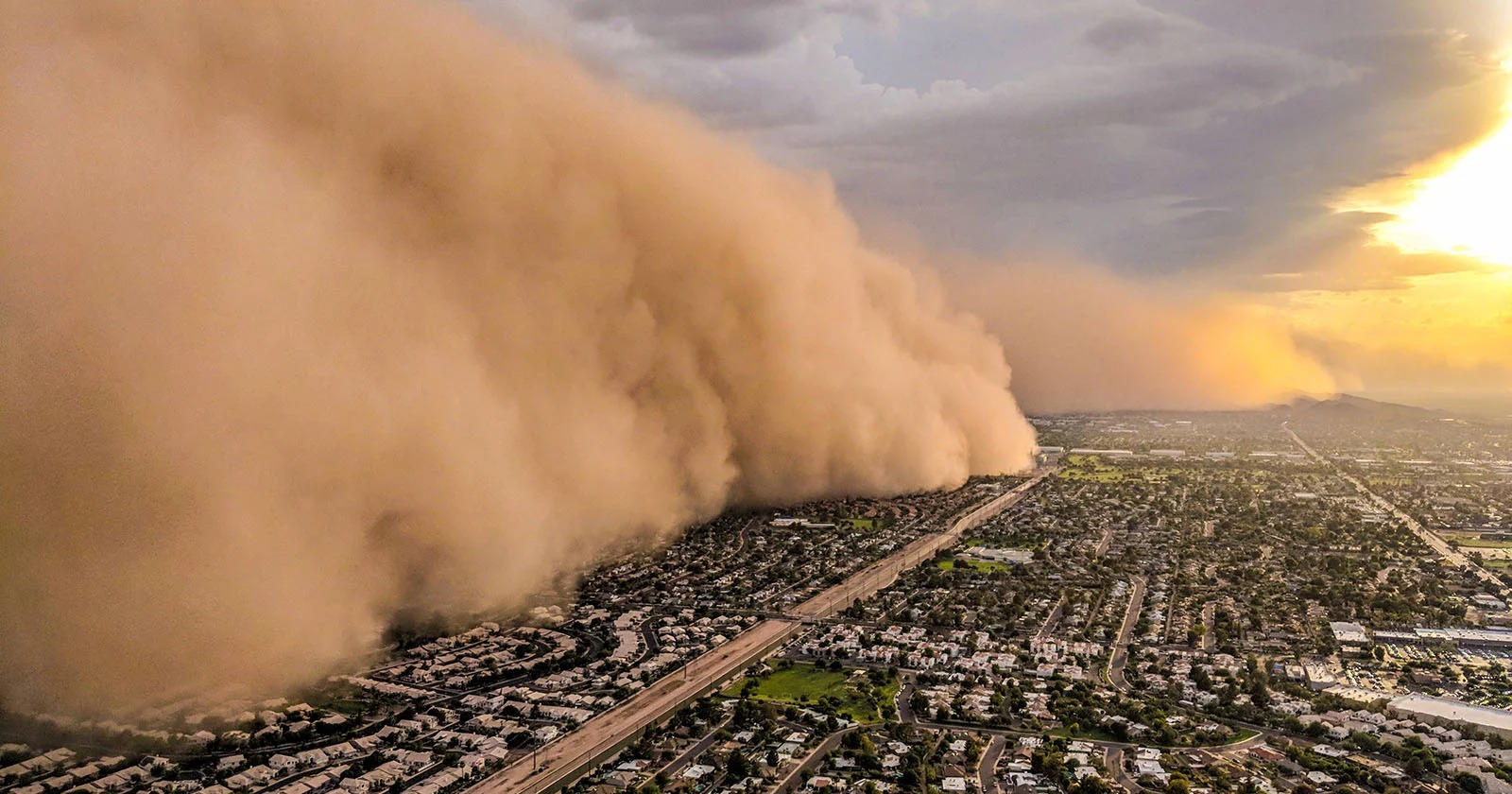 This Massive Dust Storm Was Captured by a Fleeing News Helicopter ...