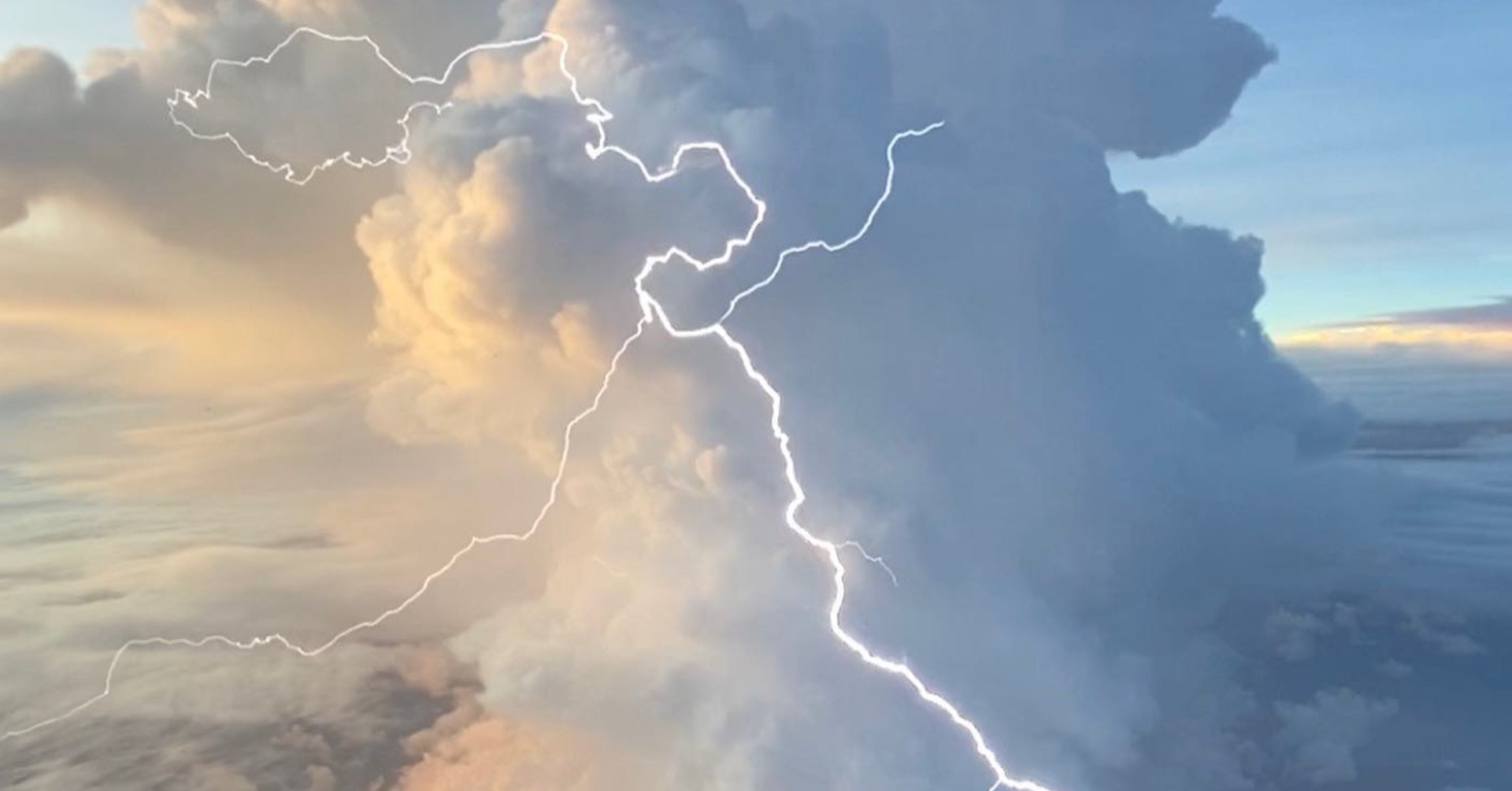 The Power of Nature: Stunning Photograph of Lightning Strike Seen from ...