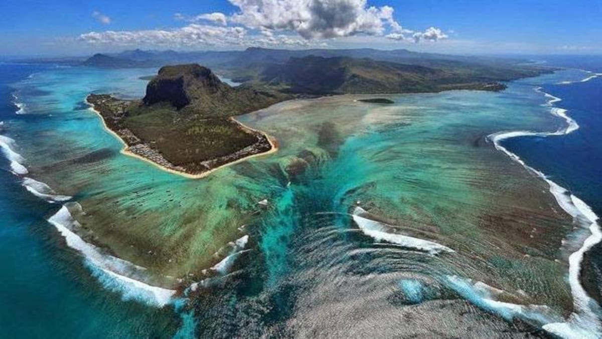 The Incredible Illusion of the ‘Underwater Waterfall’ of Mauritius ...
