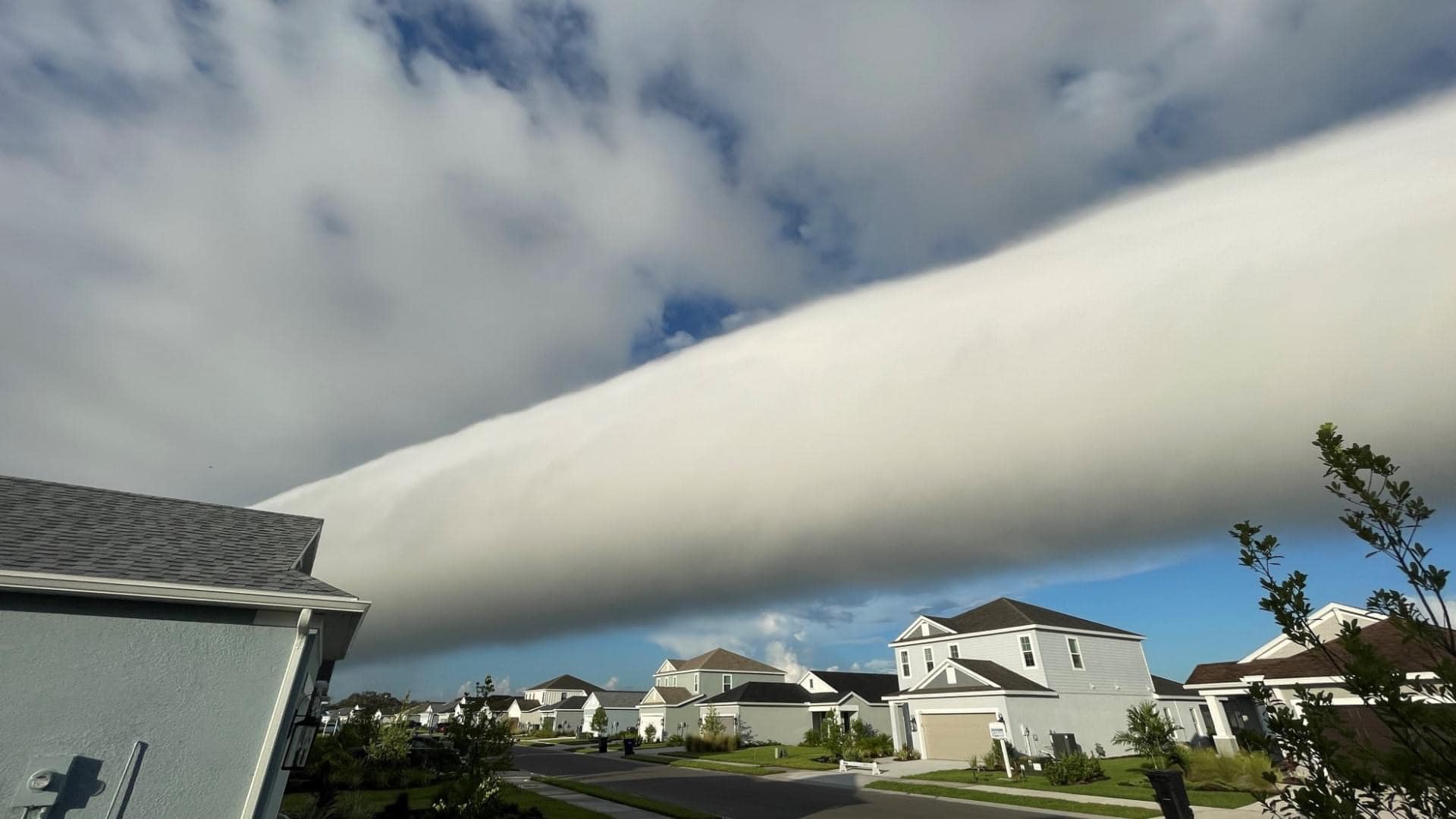 "Roll Cloud" Phenomenon: A Rare Delight in Florida's Skies - Hasan Jasim