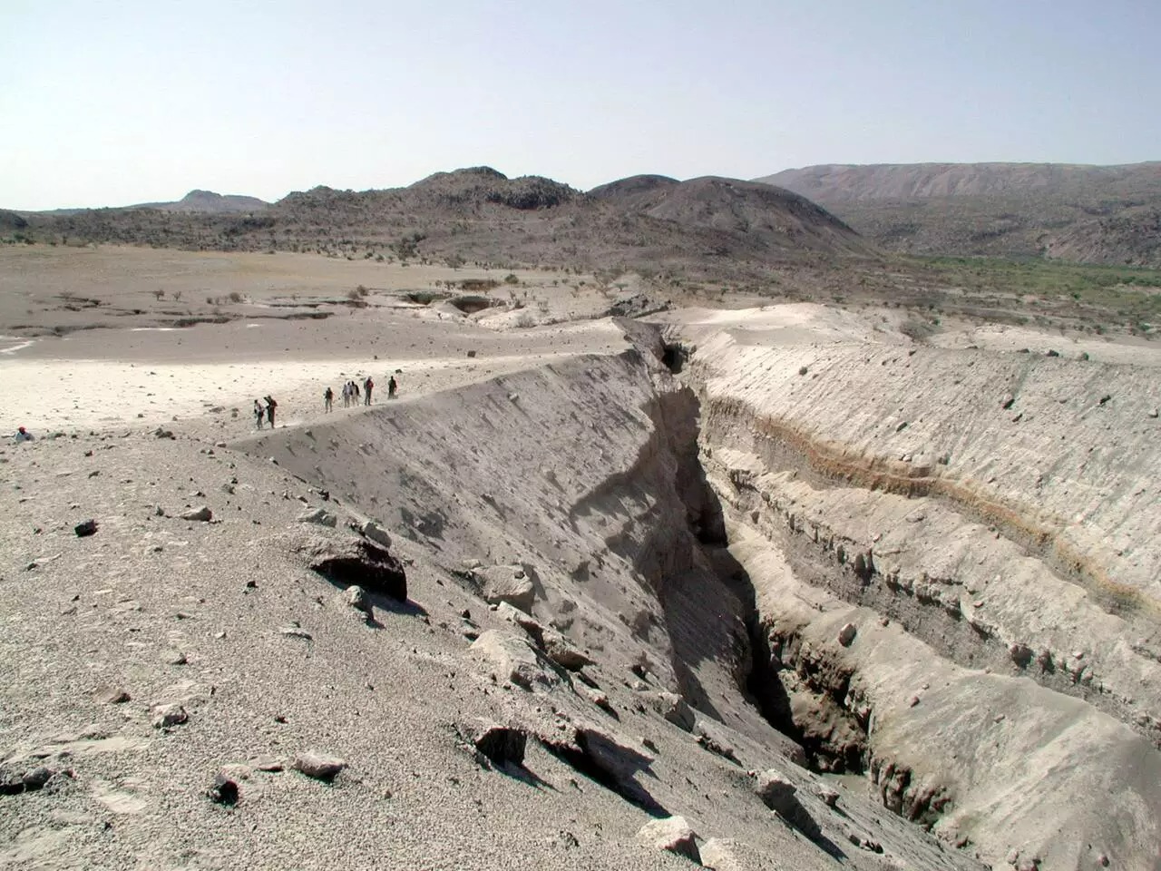 A New Ocean Is Forming in Africa Along a 35-Mile Crack That Opened Up ...