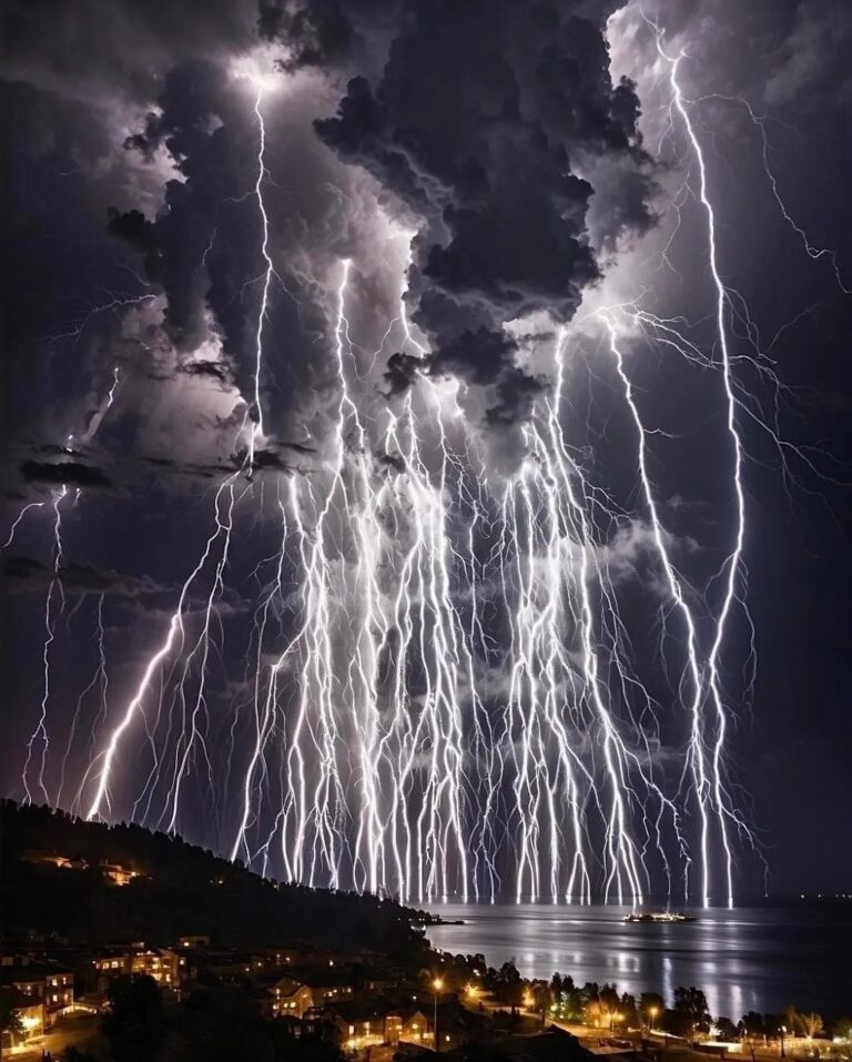 Incredible Time-Lapse Photo Captures Hour-Long Lightning Storm in One ...