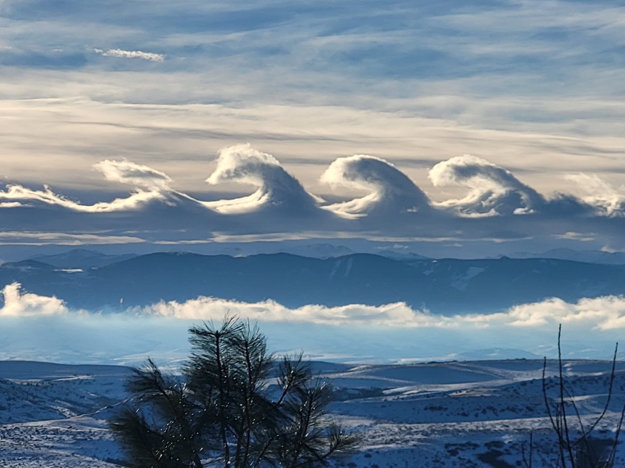 Rare Wave-Shaped Clouds Seen by Sky-Watcher in Wyoming - Hasan Jasim