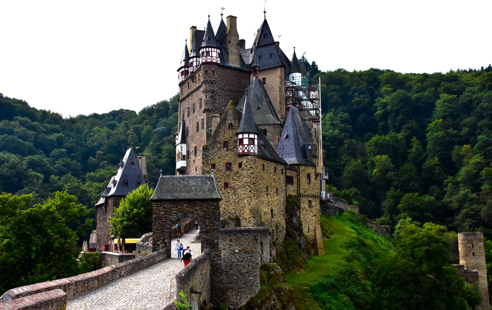 A Legacy in Stone: Eltz Castle, 850 Years of Family History - Hasan Jasim
