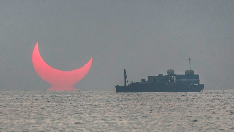 'Devil Horns': Photo of Sunrise Over Persian Gulf During Eclipse ...