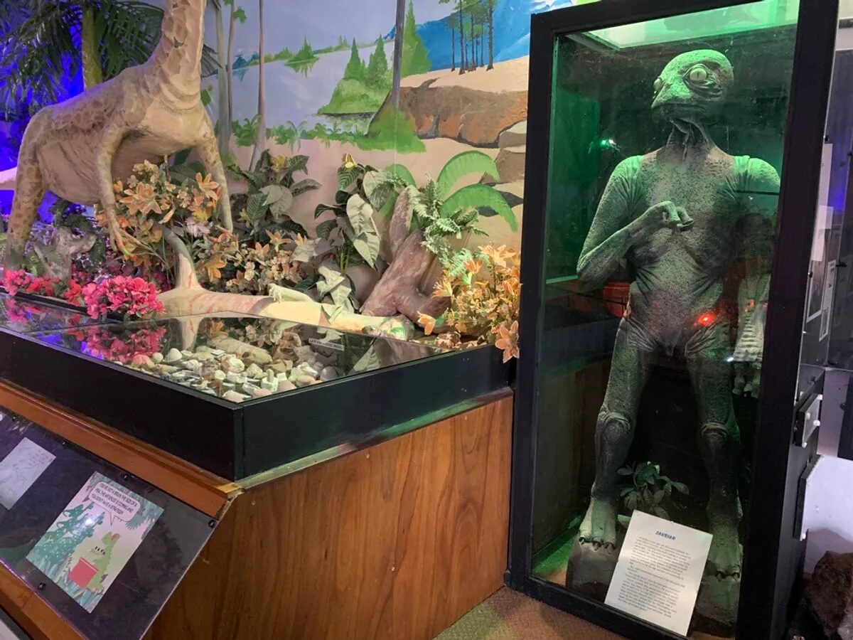 If Dinosaurs Weren’t Extinct, Would The Dinosauroid Walk Among Us ...