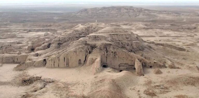 This is Uruk, as it may have looked in the IV millenium BCE and now ...