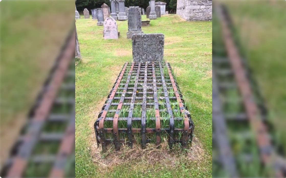 Mortsafes: The 18th Century Grave Protection Against Body Snatchers ...