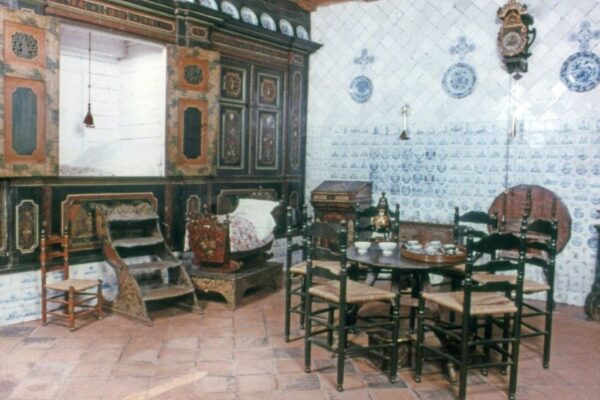 Sleeping in a Closet: The Forgotten Comfort of Medieval Box Beds ...