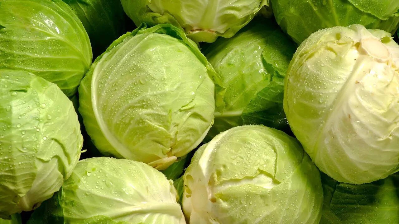 Doctors reveal that eating cabbage causes potential health risks for ...